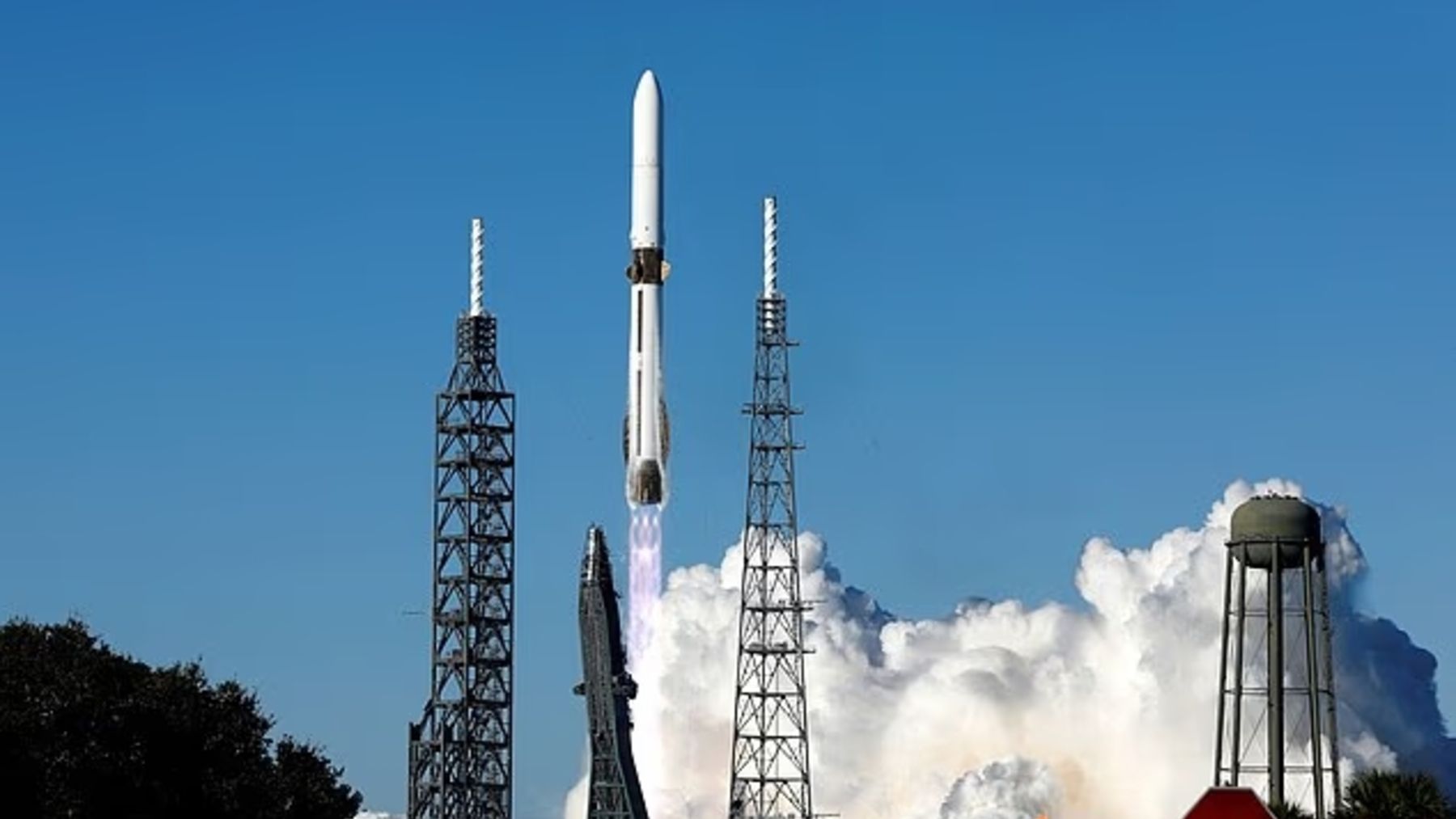 The new space race in the United States—NASA, SpaceX, and Blue Origin ...